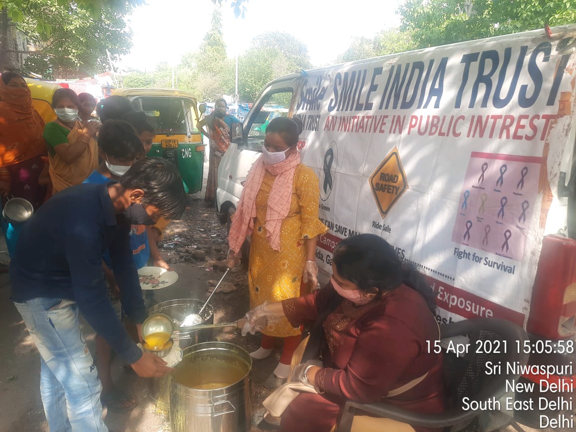 Cooked Food distribution drive During Corona pandemic | Smile India ...
