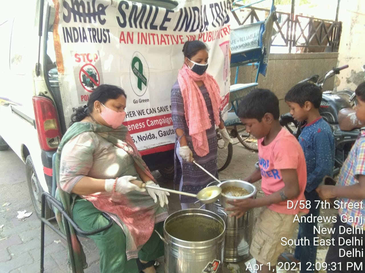 Food Distribution to the needy children's in Delhi/NCR | Smile India ...