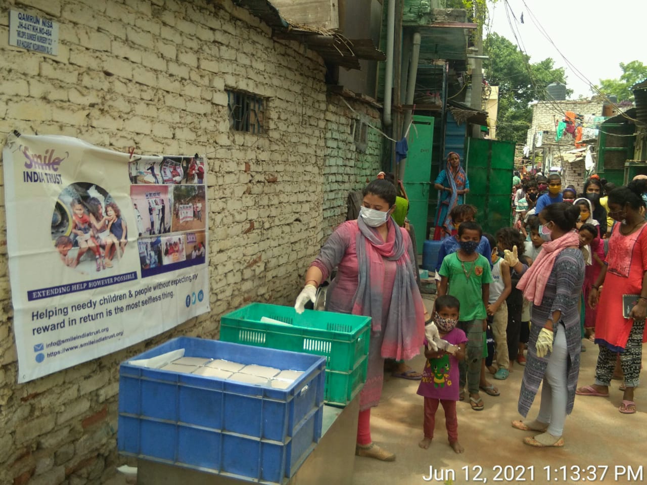 Distributing Cooked Food to the needy children's . - Smile India Trust