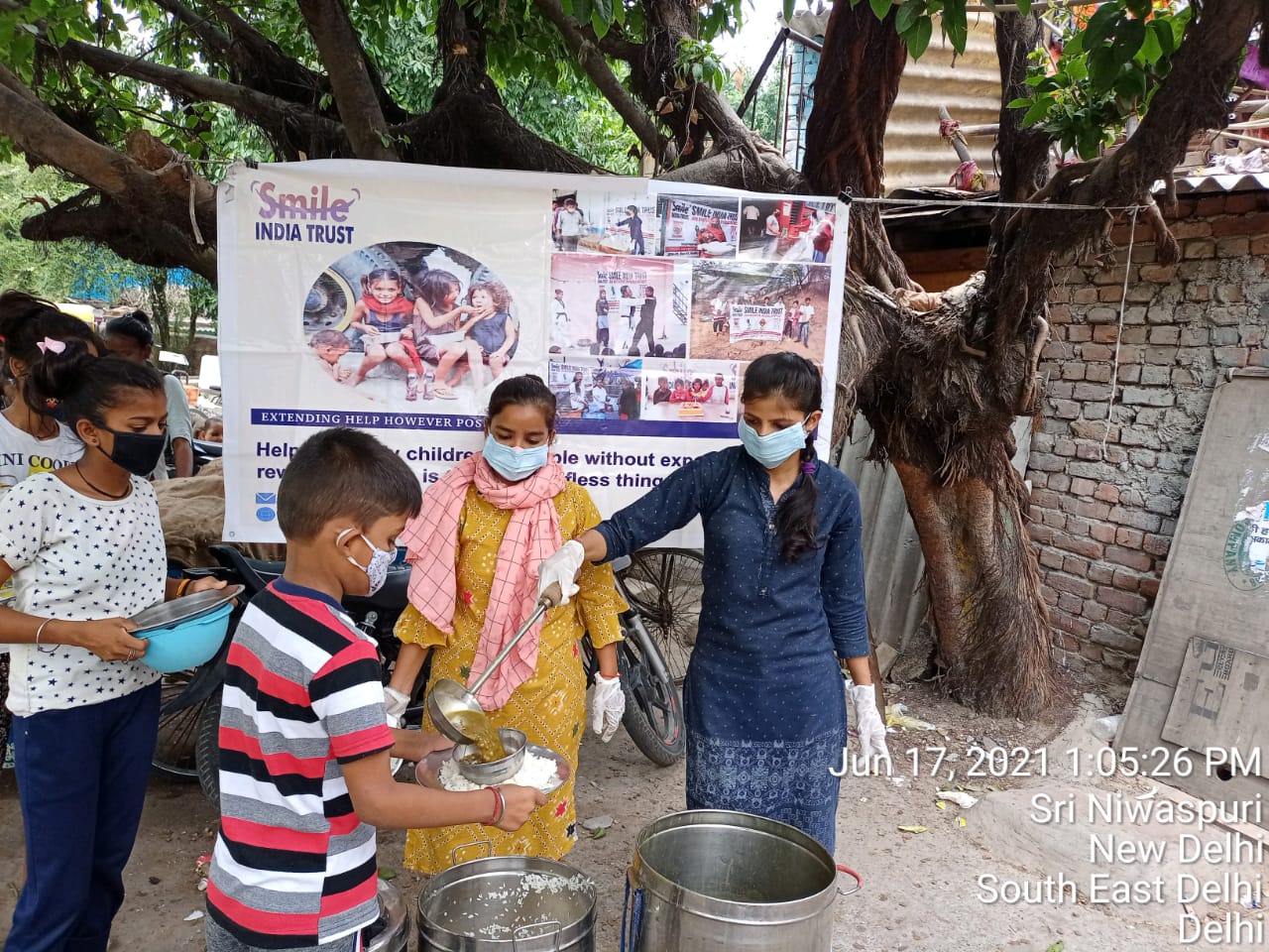 Distribution of Cooked Food | South East Delhi | Smile India Trust ...