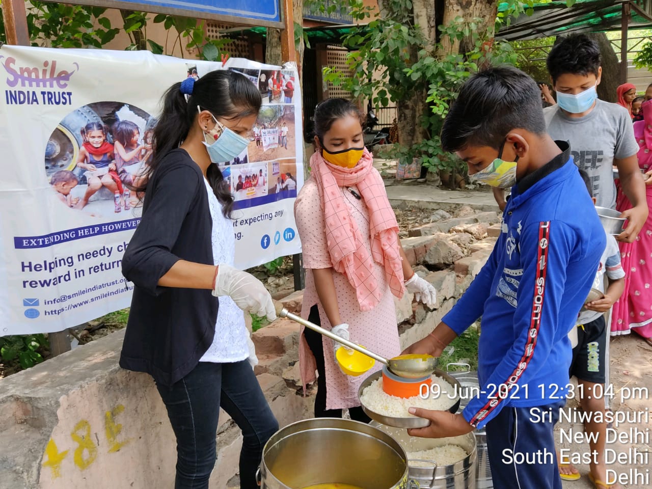 Smile India Trust | Providing Cooked Food to the hungry Children | New ...
