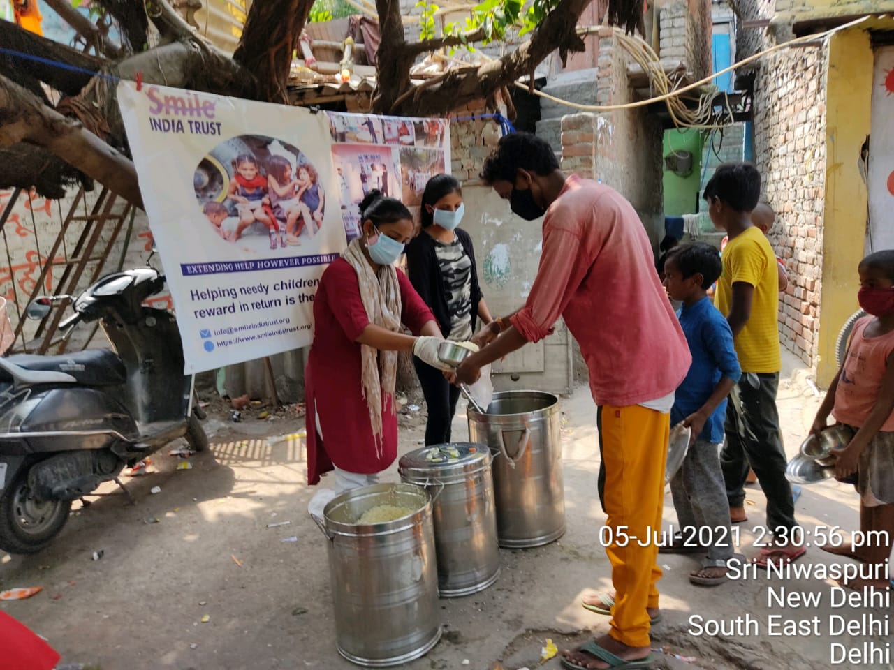 feeds the underprivileged children and needy people. - Smile India Trust