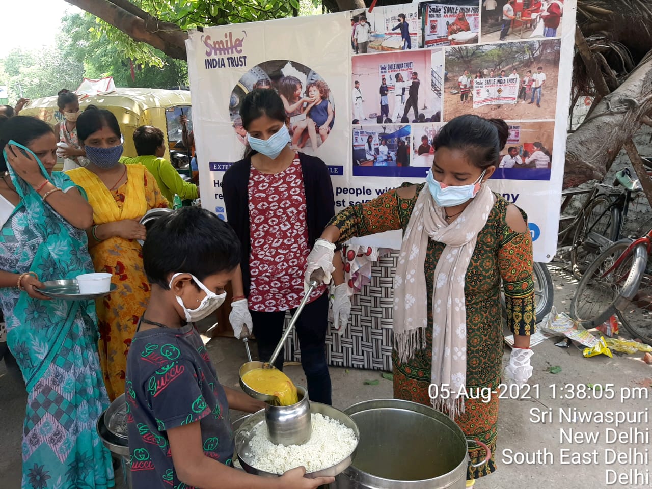 Cooked Food distribution drive During Corona pandemic - Smile India Trust